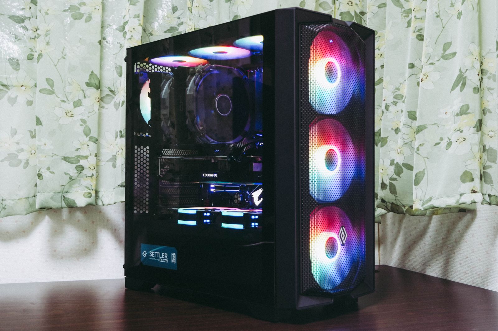 화려한 RGB팬 7개 기본 장착 된 가성비 케이스~ ABKO NCORE 세븐팬 강화유리 - 홍보 / 필테 - 기글하드웨어